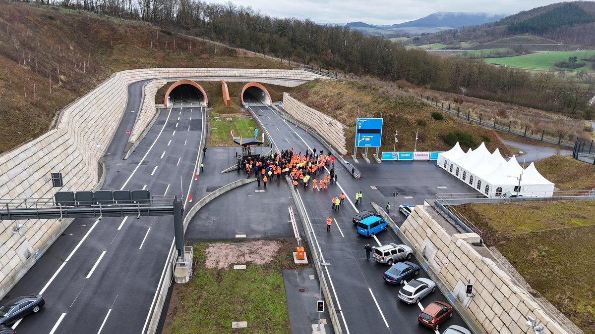 Eröffnung des neuen Abschnitts der A44 von Waldkappel bis Sontra-West ...